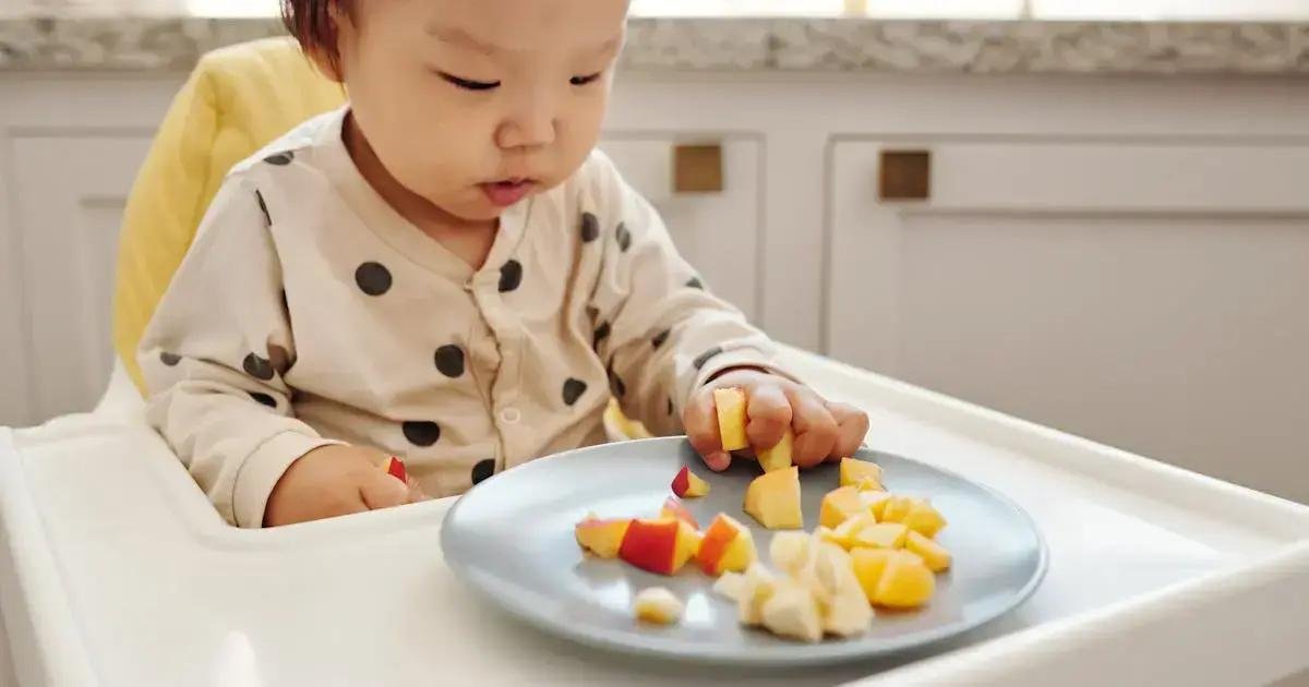 Sinais de fome no bebê: 7 formas de identificar antes do choro
